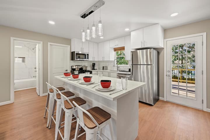 Chamblee Retreat W/ Ev Charger, Yard & King Suite - Sandy Springs, GA