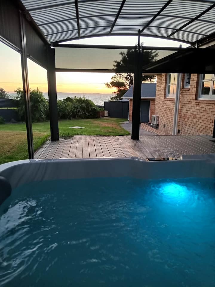 Relaxation On The Thames Coast - Thames