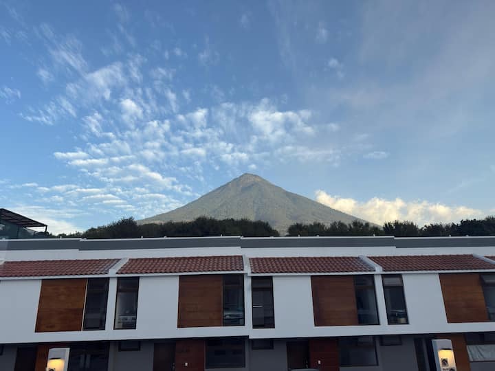 Casa Entre Volcanes Mv Antigua Guatemala. - Alotenango