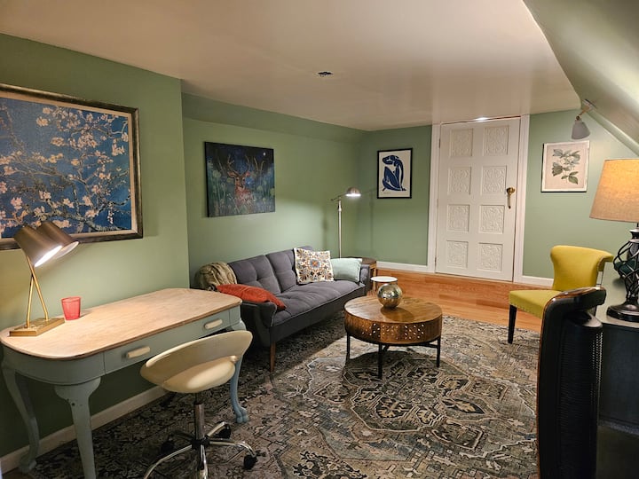 Large Upstairs Suite In Artsy Tudor Home - Kansas City