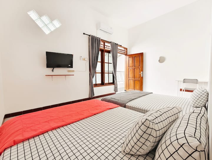 Spacious 8br Home For 23pax Near Unair Its Campus - Surabaya