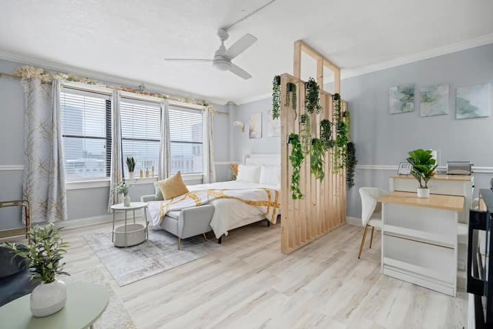 Downtown Luxe Studio | Designed For Extended Stays - Jacksonville