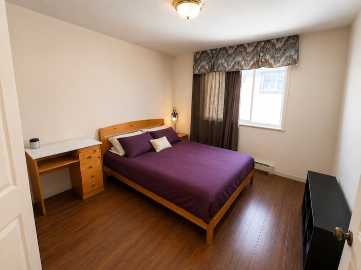Bus 1 Min Walk, 8 Min Metro, Large Queenbed 2nd Fl - Canada