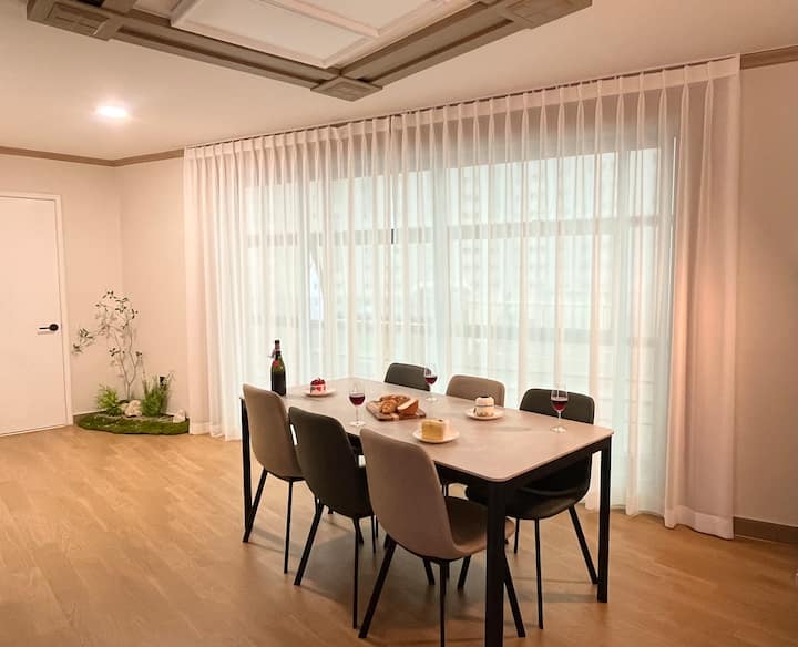 경대병원3분/동성로ㆍ인근카페골목ㆍ맛집/반월당 김광석거리 인근/깔끔하고 조용한 감성 숙소7인 - Daegu