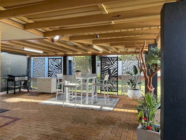 Cosy Home With Big Yard For Family Fun - Perth