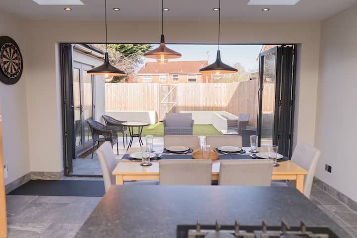 Contractor House | Sleeps 6 | Parking | Wi-fi - Stafford