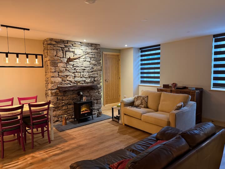 Spacious 2-bed, 2-bath Family Apartment In Kendal - 켄달