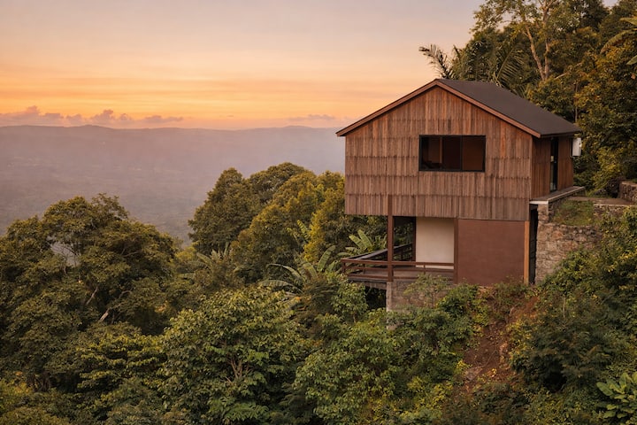 Steps From Waterfalls | Pool, Sauna, Gym - Munduk