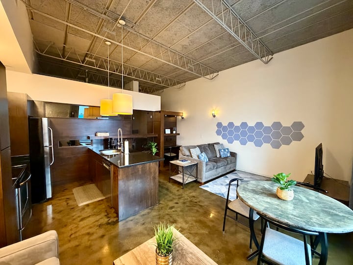 Historic Downtown Loft | Walkable | Modern Comfort - Roanoke, VA