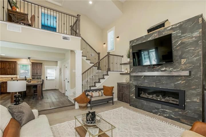 Beautiful Country Cottage - Belton, MO