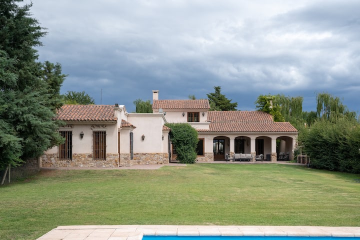 Casa Jardines De Alzaga, Chacras De Coria - Argentina