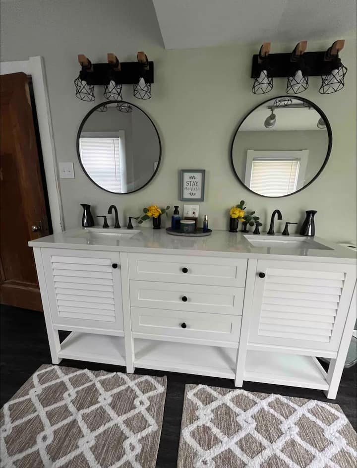 Cozy & Clean Budget Stay With Fenced In Backyard - Toledo, OH