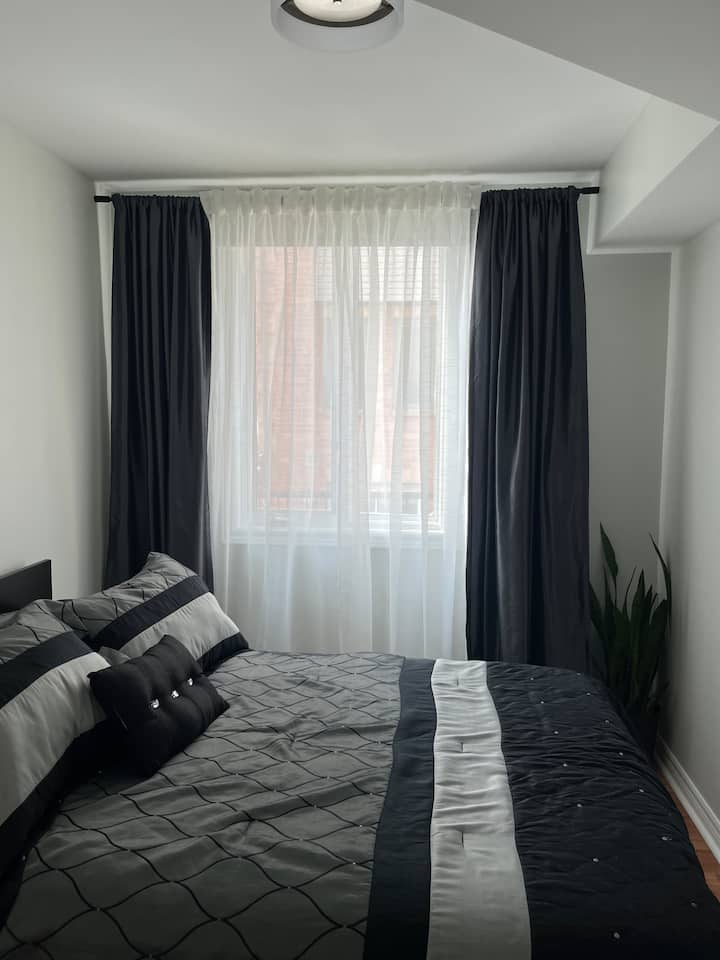 Charming 2br Townhouse @ Yonge St, With 2 Parkings - Vaughan