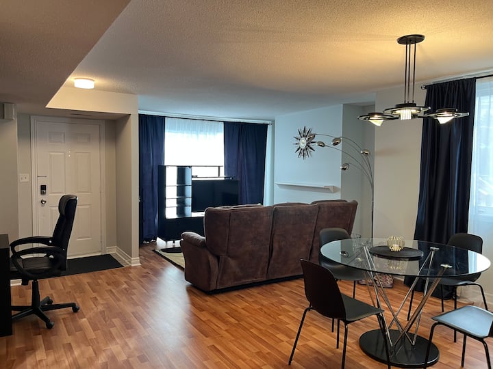 Spacious 2 Br Townhouse @ Yonge, Free Parking - Vaughan