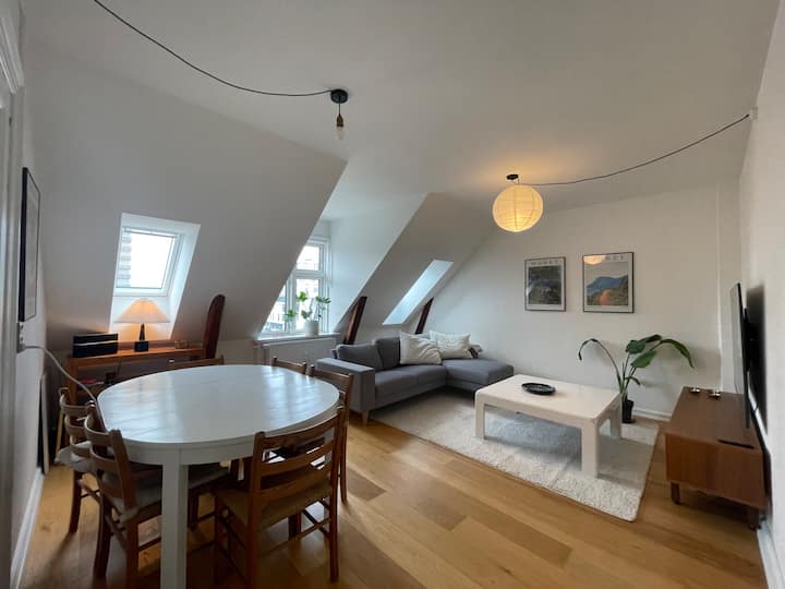 Lys Loftlejlighed Med Stor Stue Lige Ved Søerne! - Copenhague