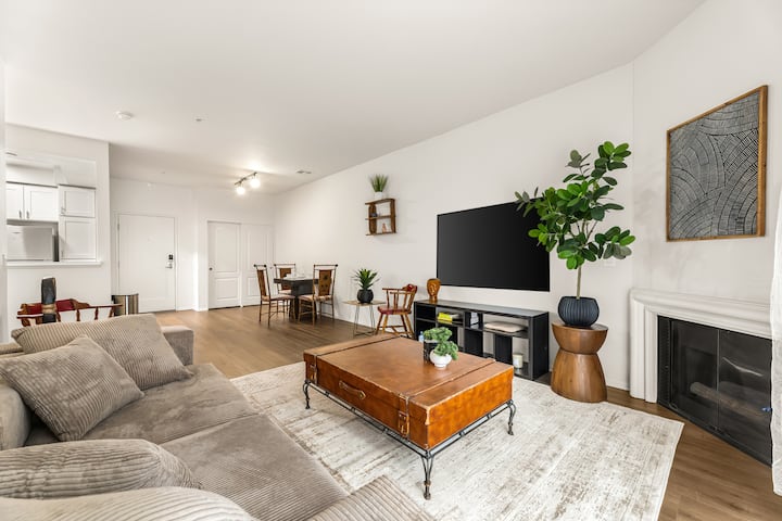 Marina Del Rey Coastal Retreat With Pool & Parking - Marina del Rey, CA