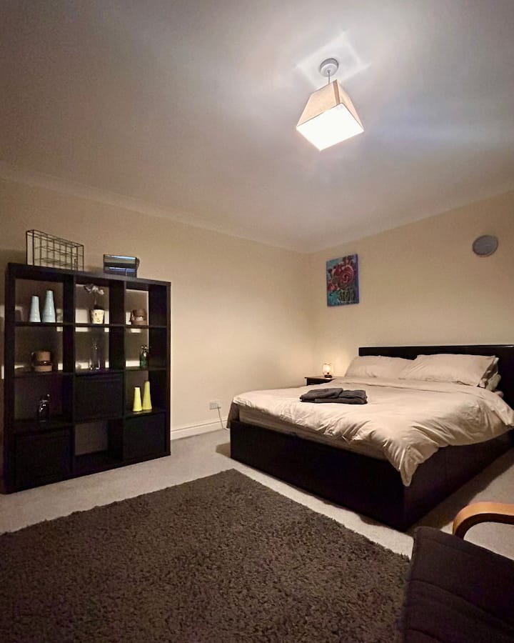 Room In Lovely Family Home - Chesterfield