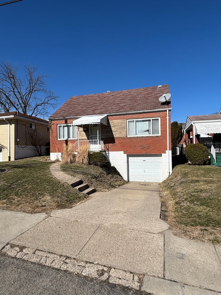 Prime Location W/ Suburban Feel | 3 Br + Parking - Pittsburgh