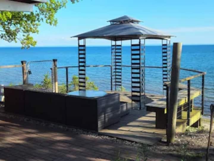 Rustic Log Cabin With A Private Beach - Port Colborne