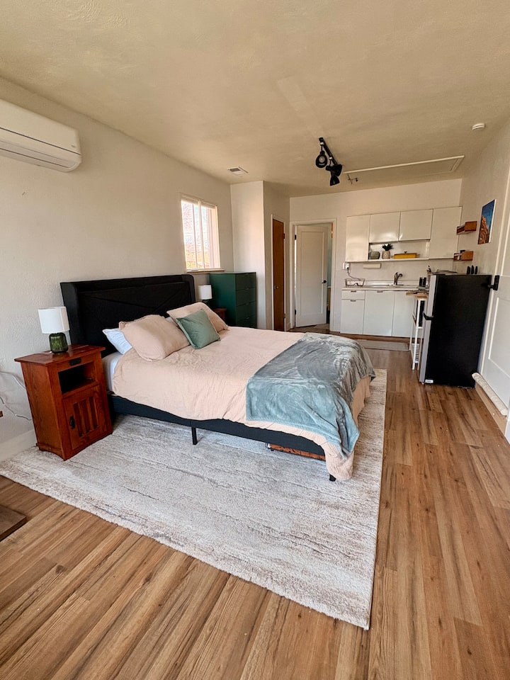 Charming Studio With Kitchen, Laundry, & More! - Lakewood, CO