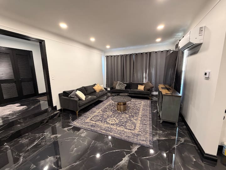 Luxury Oasis W/ Heated Pool & Game Lounge - Farmington Hills, MI