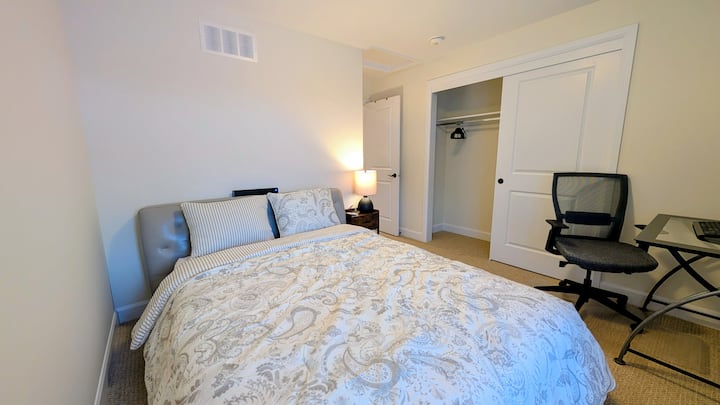 Luxe Room In Modern Home; Airport-train-casino-ey - Ottawa