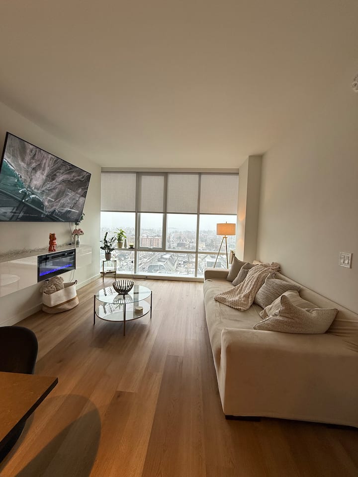 Luxury 1br W Stunning Floor-to-ceiling Water Views - Bronx, NY