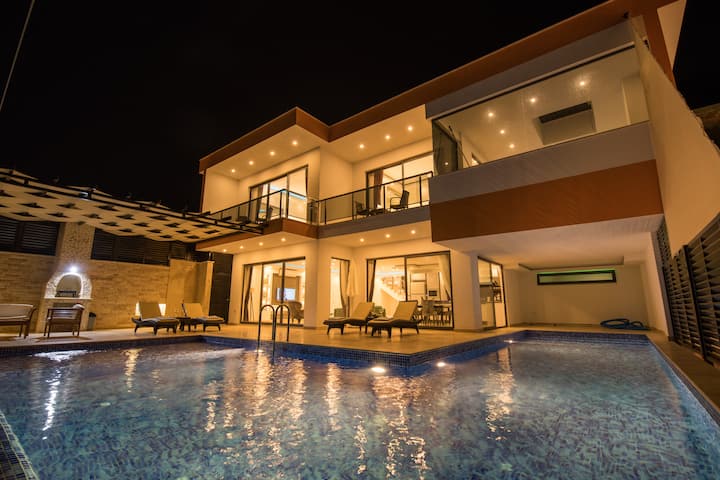 Açık Ve Kapalı Havuzlu Saunalı Premium  2+1  Villa - Kalkan