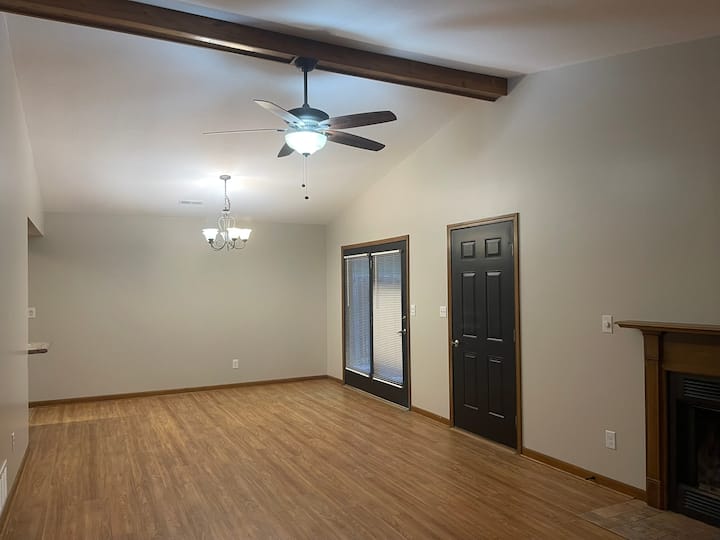 30+ Day Stay Near Mu Health | Flexible Furnishing - Columbia, MO