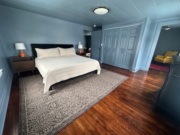 Moody Modern King Suite W/office - Watertown, NY