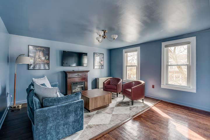 Moody Modern King Suite W/office - Watertown, NY