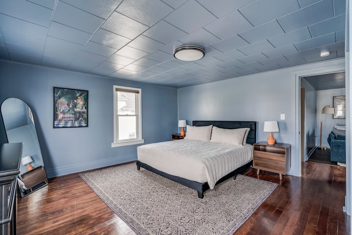 Moody Modern King Suite W/office - Watertown, NY