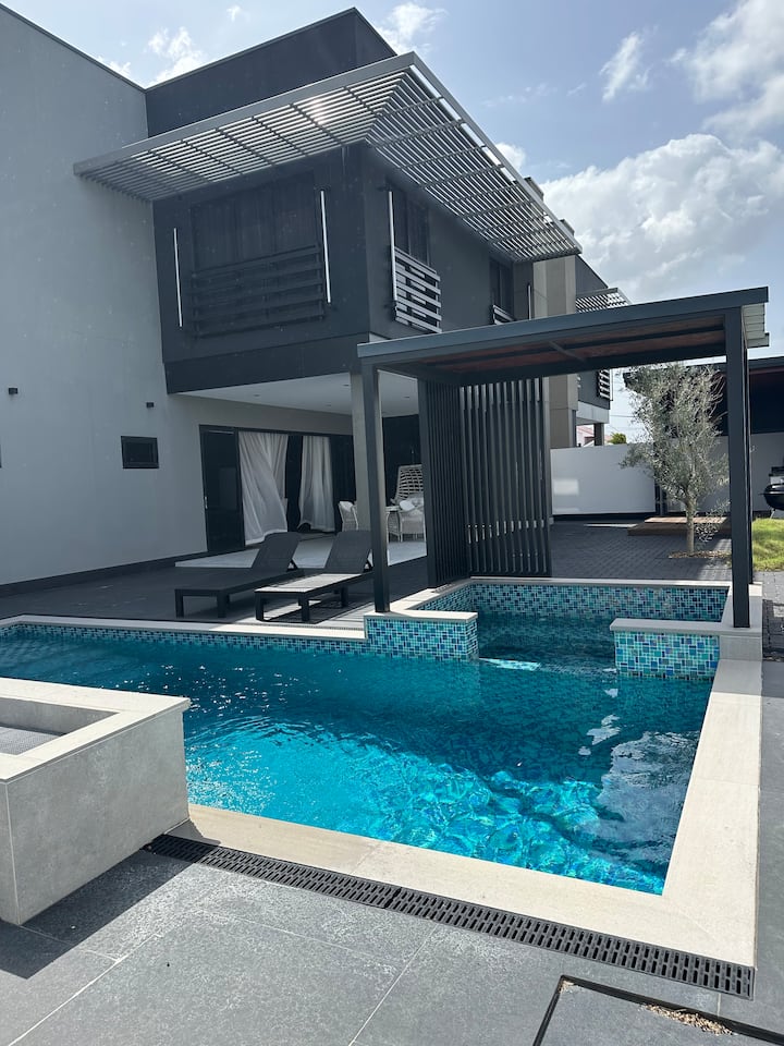 The Twin Villa's #16 - Surinam