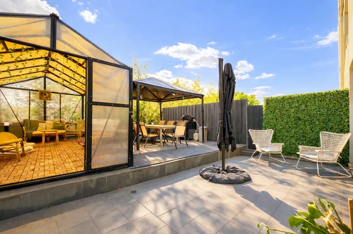 An Artist's Courtyard Apartment - Parramatta