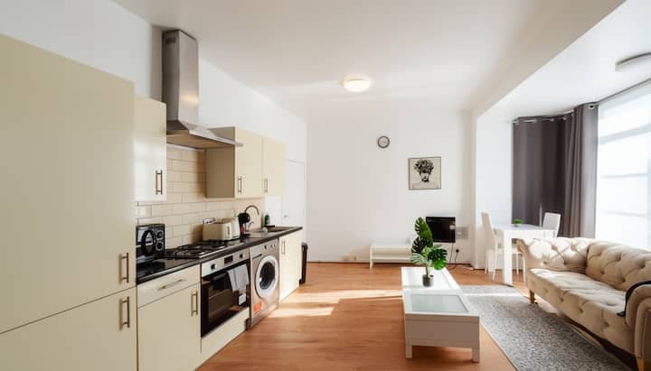 Charming Riverside Flat With Parking - East London