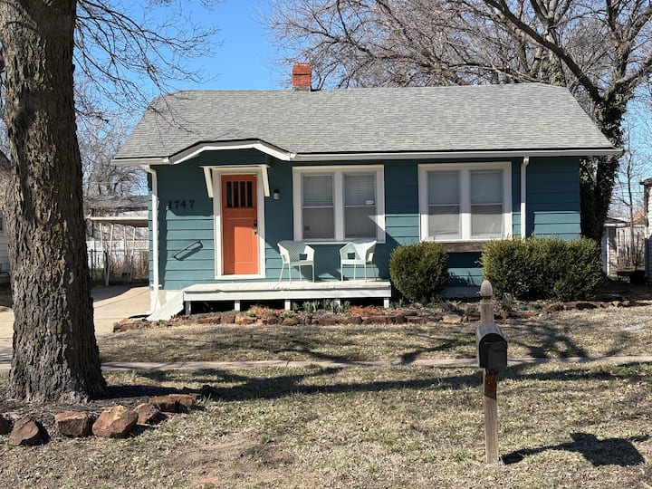 Cozy 3-bed Retreat Near Historic Downtown Wichita! - Wichita, KS