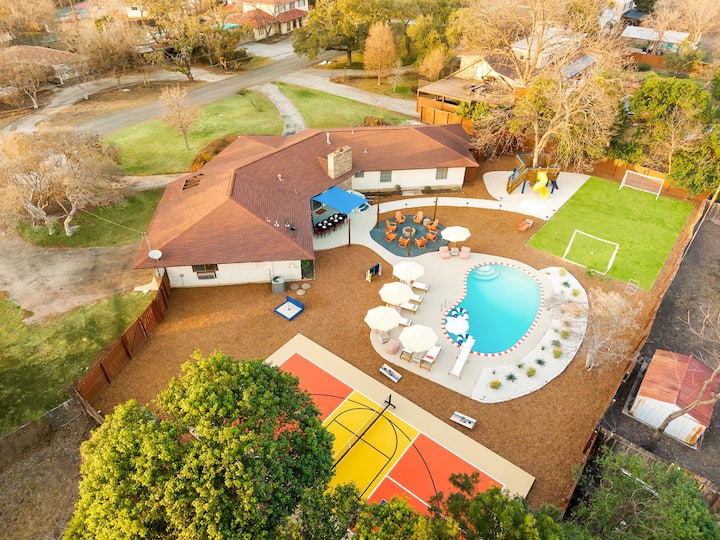 New! Soccer+pool+tub+treehouse+pickle+bbal+theatre - United States