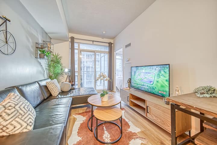The Snug 1+1 Suite W/ Free Parking - Toronto