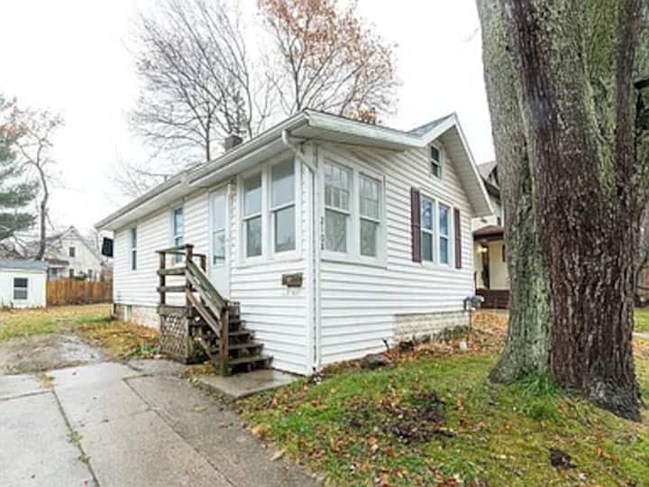 Pet-friendly Entire Home | Near Hospital & Msu - Lansing, MI