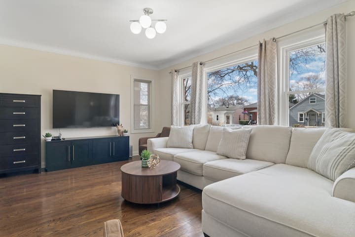Charming Jefferson Park Bungalow Near O’hare - Niles, IL