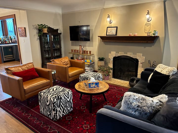Stylish Tudor W/ Hot Tub | Walk To Dining & Parks - Seattle, WA