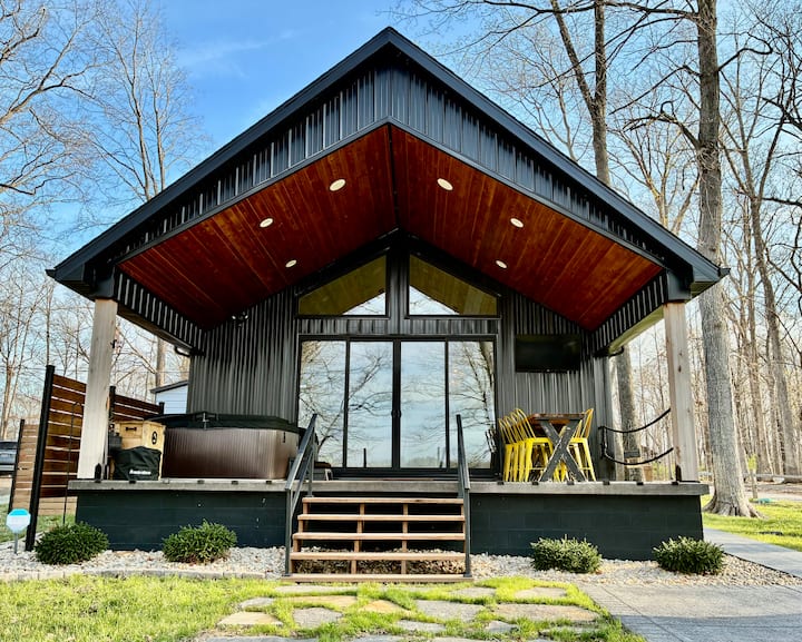 Lake Retreat - Dock, Hot Tub, Sleeps 8-10 - Illinois