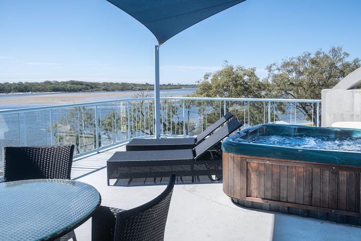 Luxury Riverfront Penthouse With Private Rooftop - Maroochydore