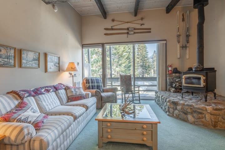 Retro Cabin Charm! 2 Bed/2 Bath - 1 Mile To Canyon - Mammoth Lakes, CA