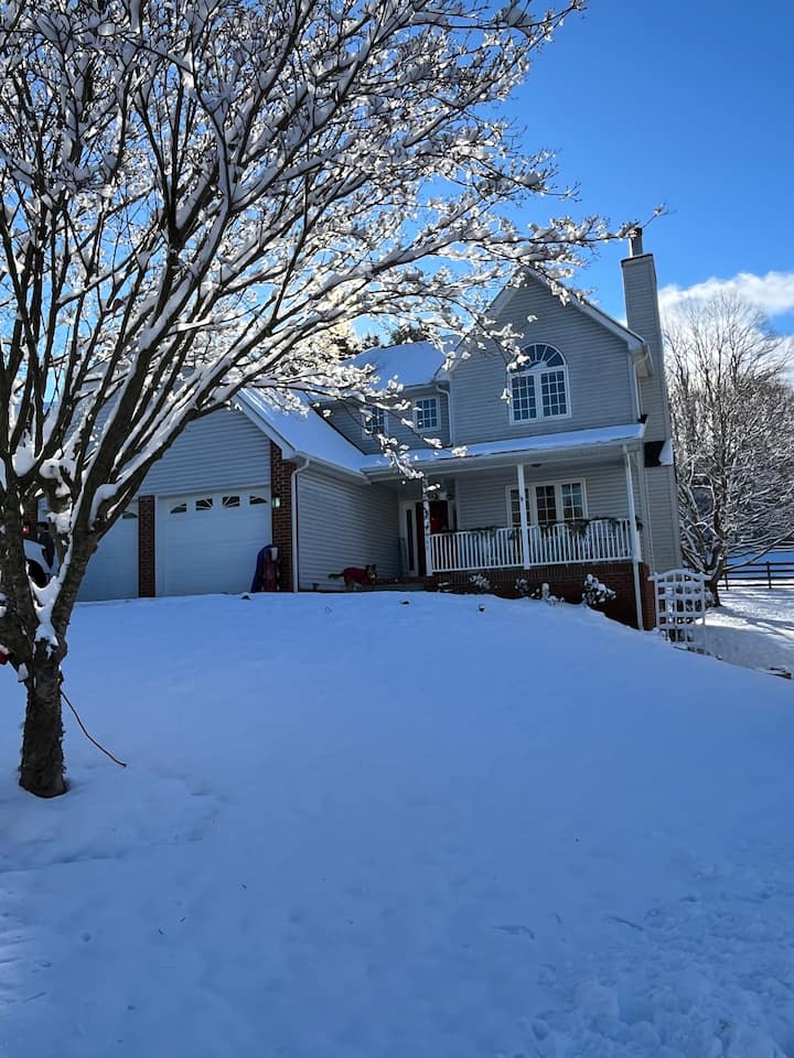Beautiful Cape Cod Home - Blacksburg, VA