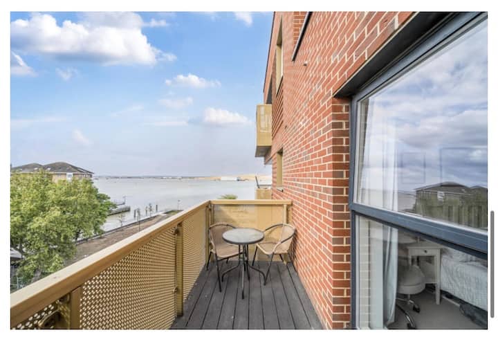 Modern Riverside Flat, 4 Minute Walk From Station - Barking