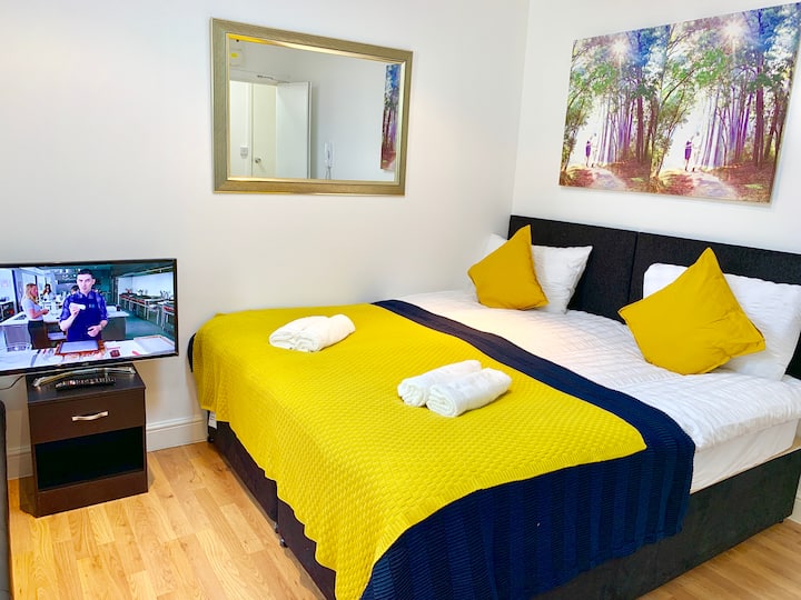 Studio Flat En-suite, Kitchenette, Parking, Np5 - イルフォード