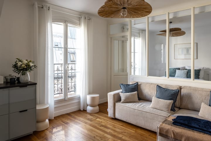 Elegant Sunlit Flat With Balcony Near Parc Monceau - Paris