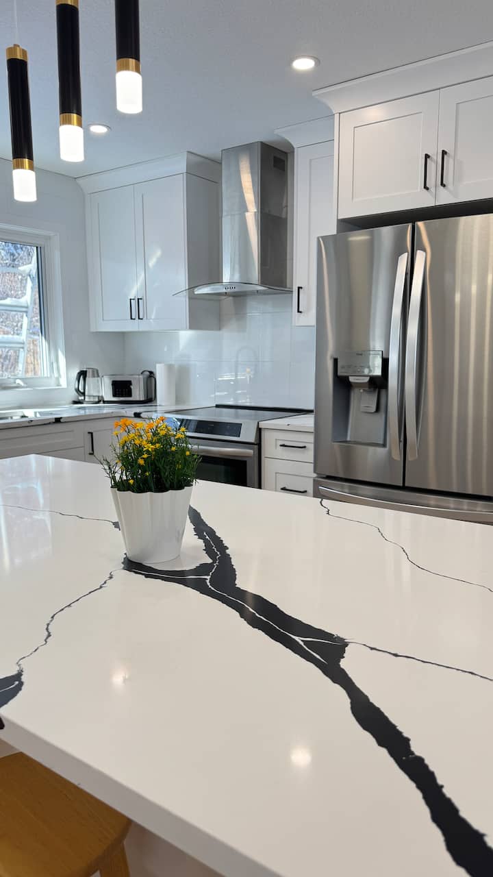 Comfort 4 Bdrm House 5 Min To Heritage Park/lake - Calgary