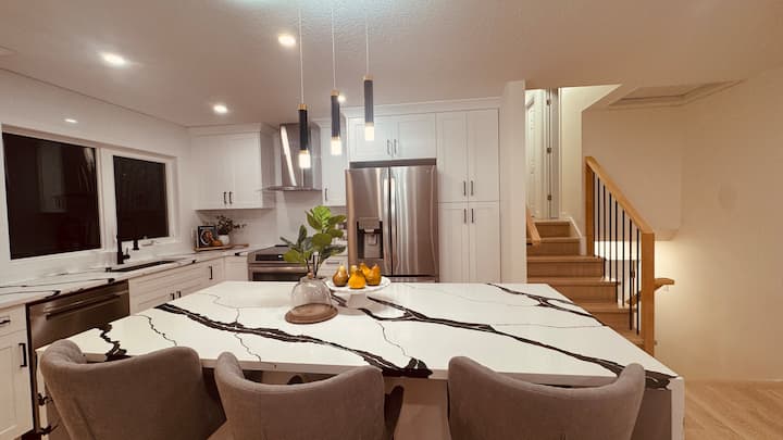 Comfort 4 Bdrm House Close To Heritage Park/lake - Calgary